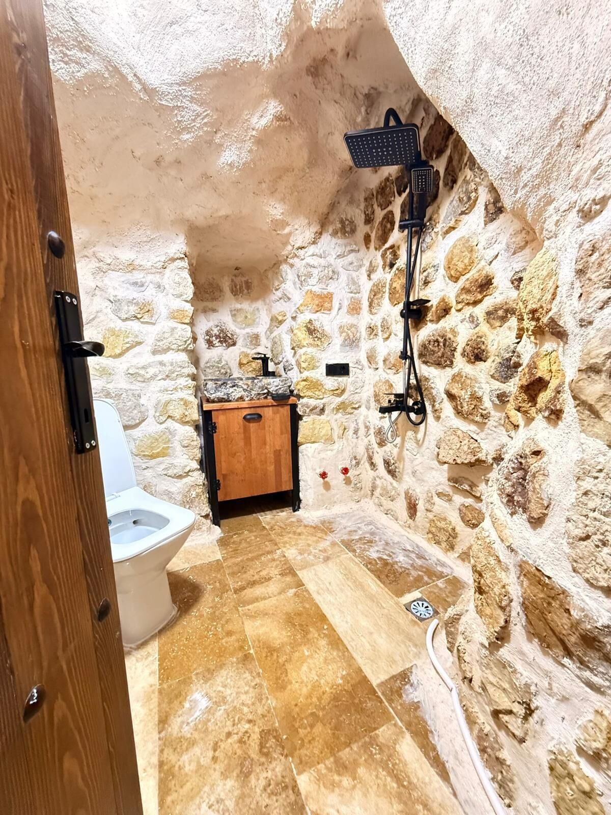 Quarto Standard, vista para o jardim | Casa de banho | Um polibã, um chuveiro fixo, artigos de higiene pessoal grátis 