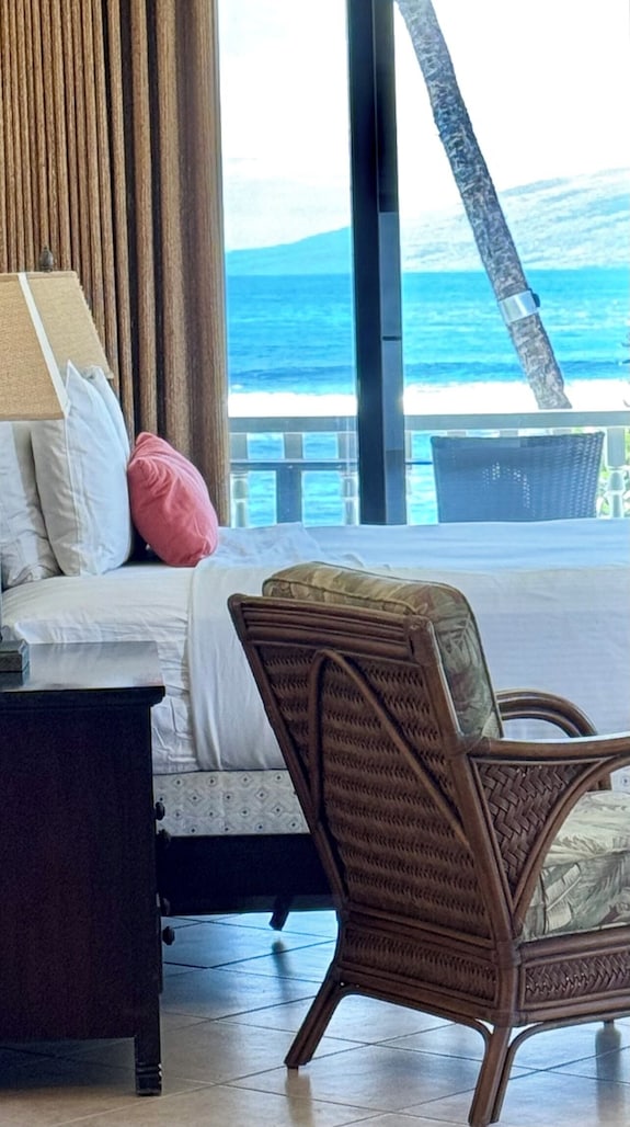 Legal Lahaina Shores Luxury Beachfront Ocean View & Mountain View 2 Lanais Suite - Lahaina Beach, HI