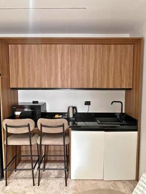 Estúdio Deluxe | Kitchenette privada | Uma chaleira elétrica 