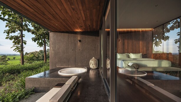 Casa de banho moderna com duas pias, um espelho grande e vista para o exterior.