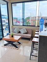 Apartamento família, várias camas, para não fumantes | Escrivaninha, espaço de trabalho para notebook, Wi-Fi de cortesia