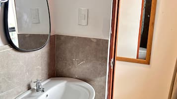 Quarto clássico, 1 cama Queen, vista para a cidade | Banheiro | Chuveiro, toalhas de banho, sabonete, papel higiênico
