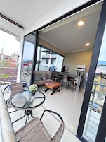 Apartamento família, várias camas, para não fumantes | Escrivaninha, espaço de trabalho para notebook, Wi-Fi de cortesia