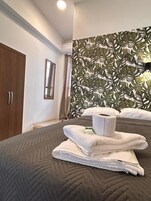 Quarto clássico, 1 cama de casal, vista para a cidade | Escrivaninha, espaço de trabalho para notebook, Wi-Fi de cortesia