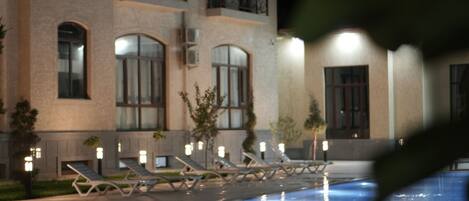 Piscina exterior sazonal