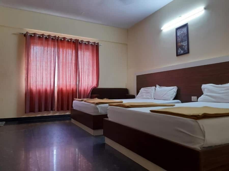 Quarto Quádruplo Deluxe, Vista para a cidade | Secretária, Wi-fi grátis