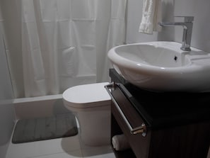 Quarto Individual Comfort | Casa de banho | Um polibã, toalhas fornecidas, sabão, champô