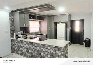 Minifrigorífico, um micro-ondas, uma placa de cozinha