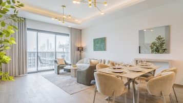 Apartamento superluxo, sacada, vista para a cidade | Área de estar | Smart TV 55 polegadas com canais digitais