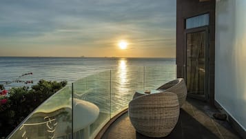 Vila superluxo, 4 quartos, vista para o oceano, de frente para a praia | Área de estar | TV de tela plana 42 polegadas com canais a cabo