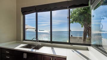 Vila superluxo, 4 quartos, vista para o oceano, de frente para a praia | Área de estar | TV de tela plana 42 polegadas com canais a cabo