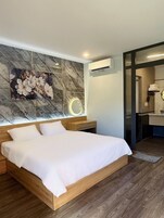 Quarto Duplo Standard, varanda, vista para o jardim | Roupa hipoalergénica, camas de colchão viscoelástico, minibar
