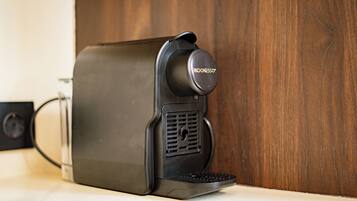 Villa de Luxo | Cozinha privada | Um frigorífico, uma placa de cozinha, uma cafeteira/bule