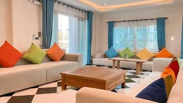 Suite-Estúdio Nobre, vários quartos | Sala de estar | Televisor de 35 polegadas com canais digitais