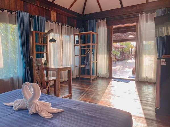 Quarto Familiar, varanda, vista para a piscina | Secretária adequada para computadores portáteis, Wi-fi grátis 