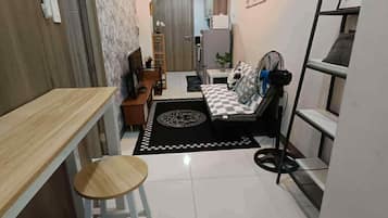 Apartamento Comfort em Condomínio Fechado, varanda, junto à piscina | Refeições no quarto