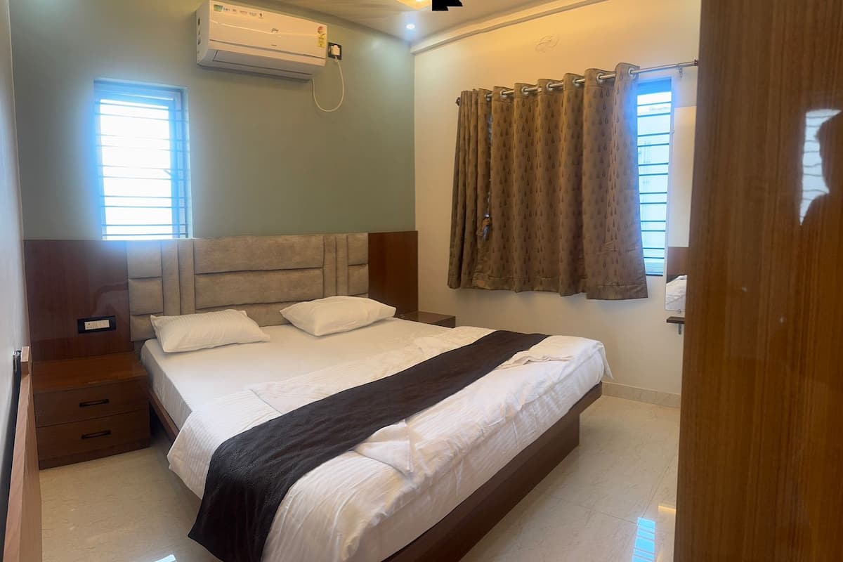 Apartamento luxo, 2 quartos | Escrivaninha, Wi-Fi de cortesia