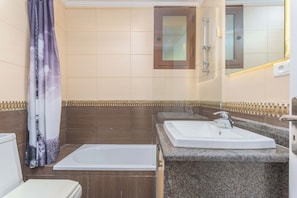 Casa, 3 quartos, piscina privativa, vista para a montanha | Casa de banho | Uma combinação polibã/banheira, artigos de higiene pessoal grátis