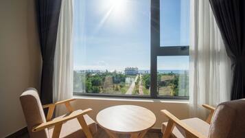 Quarto Duplo Deluxe, vista para o oceano | Secretária, cortinas/cortinados opacos, Wi-fi grátis