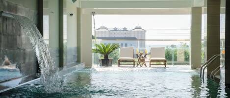 Piscina interna, guarda-sóis, espreguiçadeiras