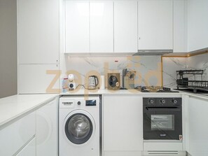 Apartamento, sacada, vista para a cidade | Cozinha privada