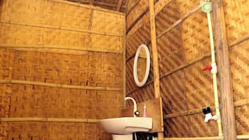 Quarto casal conforto, vista para o jardim | Banheiro | Chuveiro, toalhas de banho, sabonete, shampoo