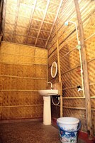 Quarto casal conforto, vista para o jardim | Banheiro | Chuveiro, toalhas de banho, sabonete, shampoo