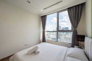Apartamento superluxo, sacada, vista para a cidade | Escrivaninha, cortinas blackout, ferros/tábuas de passar roupa