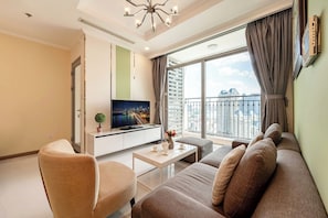 Apartamento superluxo, sacada, vista para a cidade | Sala de estar | Smart TV 45 polegadas com canais digitais, filmes pagos