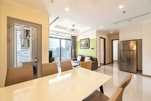 Apartamento superluxo, sacada, vista para a cidade | Área de estar | Smart TV 45 polegadas com canais digitais, filmes pagos
