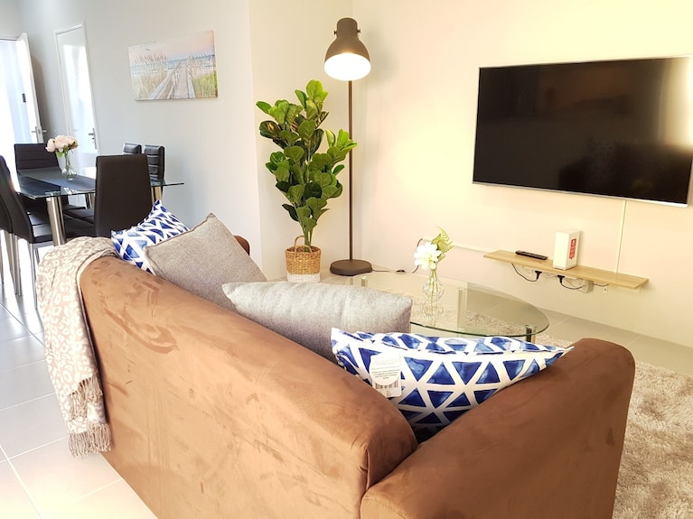 Culloton Retreat Bright 3br Home Near Shops, Parks & Beaches - キングスリー