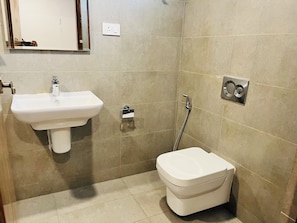 Quarto de Luxo | Casa de banho | Um polibã, um secador de cabelo, toalhas fornecidas, sabão