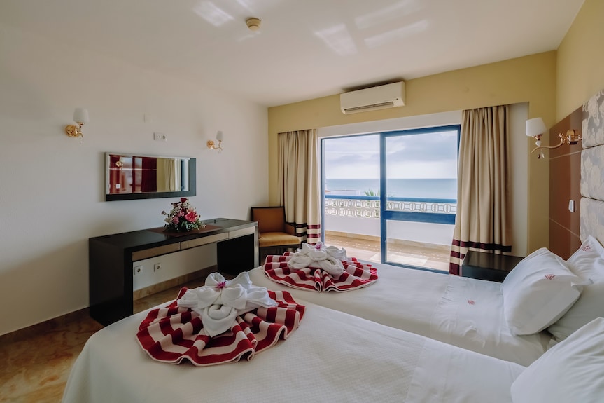 Stay Close To Praia Da Oura Beach! Three Large 1br With Kitchen And Sea View! - Albufeira