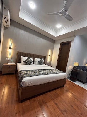 Suite-Estúdio de Luxo, Vista para a cidade | Cortinas/cortinados opacos, ferro/tábua de engomar, Wi-fi grátis