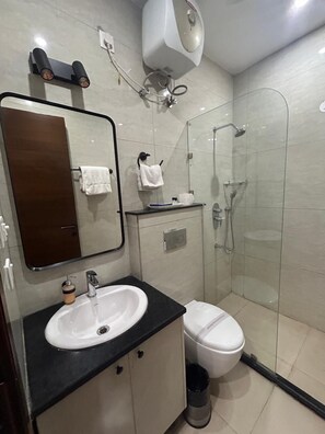 Suite-Estúdio de Luxo, Vista para a cidade | Casa de banho | Artigos de higiene pessoal grátis, sabão, champô, papel higiénico