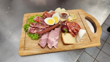 Pequeno-almoço continental diário (18 EUR por pessoa)