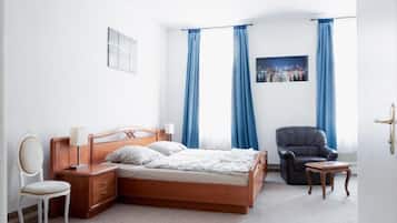 Quarto Clássico com Cama de Casal | Cofre no quarto, secretária, cortinas/cortinados opacos, Wi-fi grátis