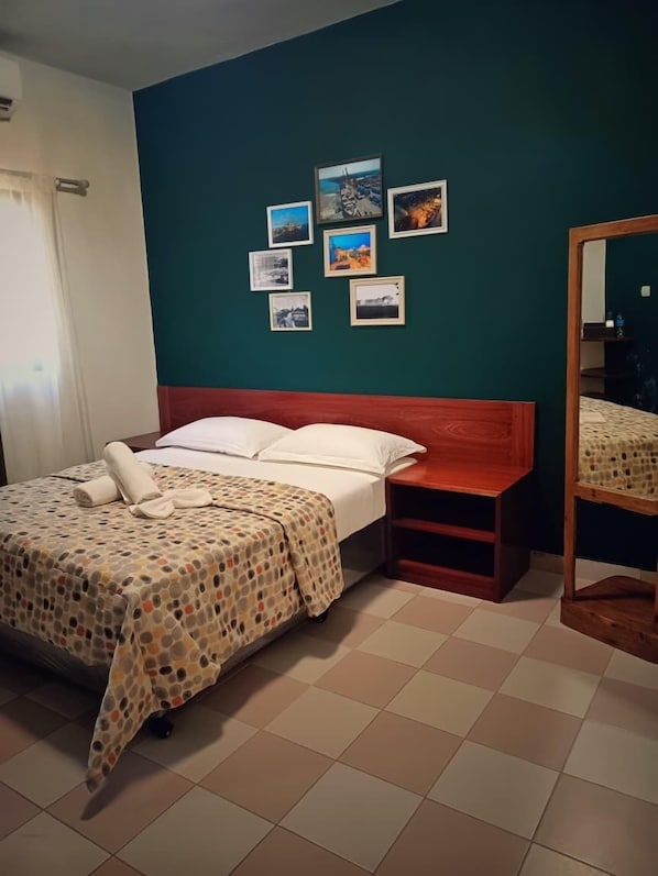 Quarto standard | Individualmente decorados, espaço de trabalho para notebook