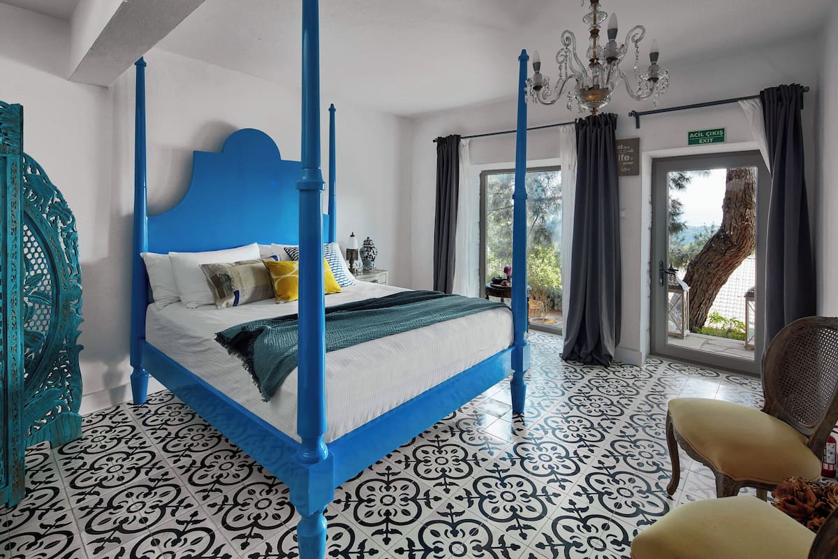 Quarto Básico, 1 cama queen-size, vista para a piscina | Wi-fi grátis