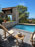 Quarto básico, vista para a piscina | Piscina | Piscina externa sazonal