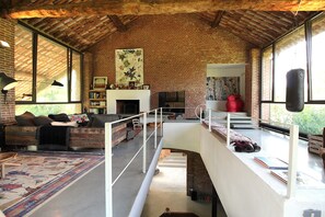 Villa, vista para o jardim | Sala de estar | Televisor de ecrã plano de 32 polegadas com canais digitais 