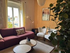 Quarto Quádruplo Deluxe, não fumadores, vista para o jardim | Cofre no quarto, quartos insonorizados, ferro/tábua de engomar