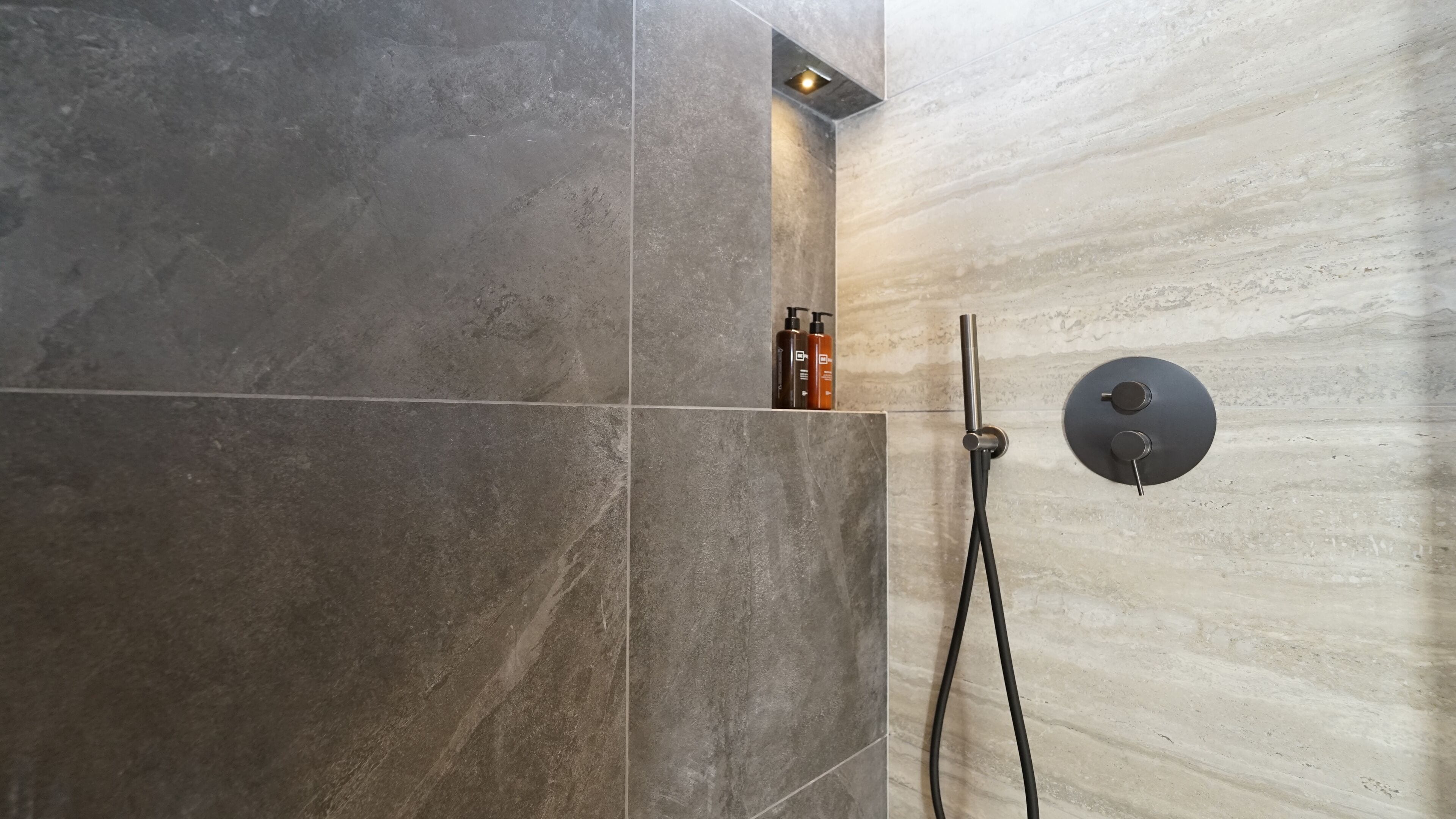 Um secador de cabelo, toalhas fornecidas, sabão, champô 