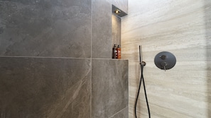 Secador de cabelo, toalhas de banho, sabonete, shampoo