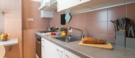 Apartamento (1 Bedroom) | Cozinha privada | Micro-ondas, fogão, chaleira elétrica