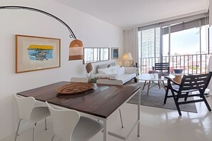 Apartamento Comfort, Vista para a cidade | Sala de estar | TV de ecrã plano