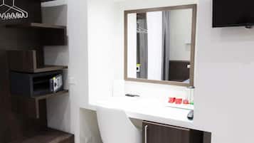 Quarto Duplo ou Twin Clássico | Cofre com capacidade para portátil, secretária