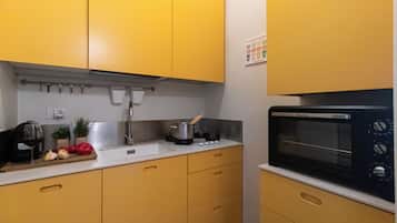 Apartamento (2 Bedrooms) | Cozinha privada | Uma máquina de café expresso, uma chaleira elétrica