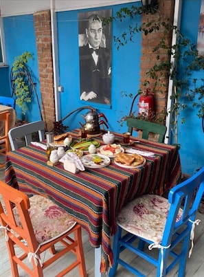 Café da manhã com pratos da culinária local grátis todos os dias