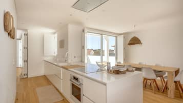 Um micro-ondas, uma máquina de lavar louça, uma cafeteira/bule